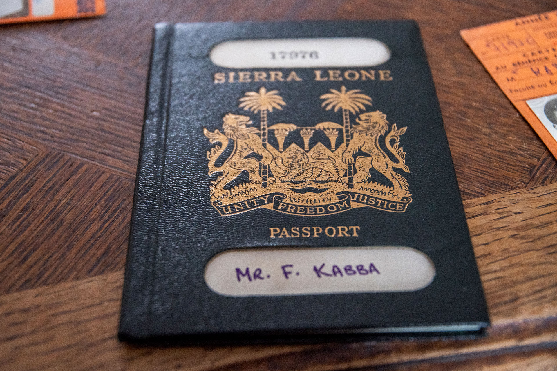 Le passeport de Fodé Kaba | Musée de l'histoire de l'immigration ...